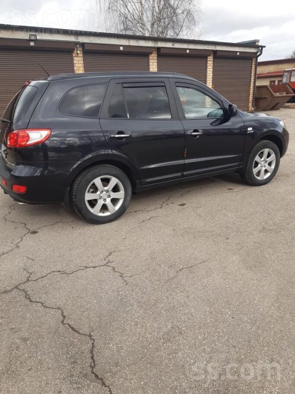 Black Hyundai Santa Fe 2008 in Jelgava, with an engine capacity of 2.20 L and mileage of 225 thousand km for 3650 €, photo 3 on AUTOMOTO.COM.LV