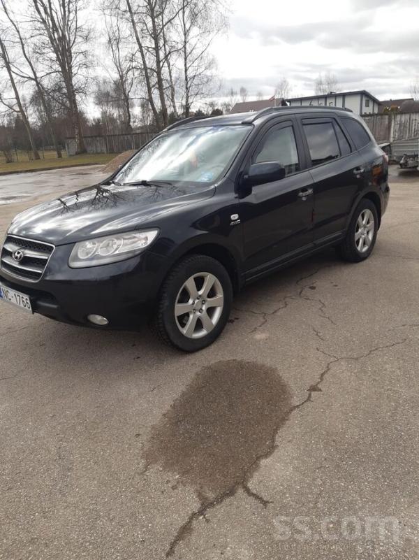 Black Hyundai Santa Fe 2008 in Jelgava, with an engine capacity of 2.20 L and mileage of 225 thousand km for 3650 €, photo 6 on AUTOMOTO.COM.LV