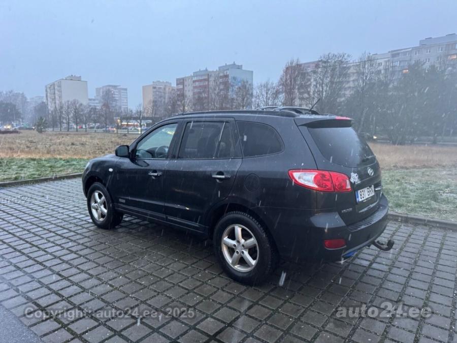 Black Hyundai Santa Fe 2009 in Tallinn, with an engine capacity of 2.20 L and mileage of 310 thousand km for 2600 €, photo 4 on AUTOMOTO.COM.LV