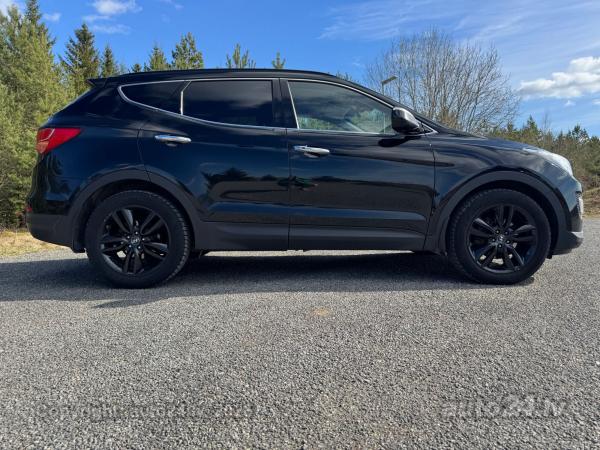 Black Hyundai Santa Fe 2013 in Paide, with an engine capacity of 2.20 L and mileage of 272 thousand km for 10000 €, photo 2 on AUTOMOTO.COM.LV