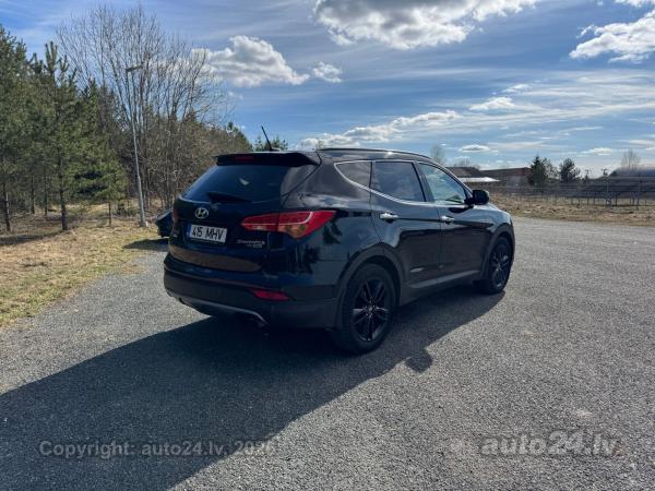 Black Hyundai Santa Fe 2013 in Paide, with an engine capacity of 2.20 L and mileage of 272 thousand km for 10000 €, photo 3 on AUTOMOTO.COM.LV