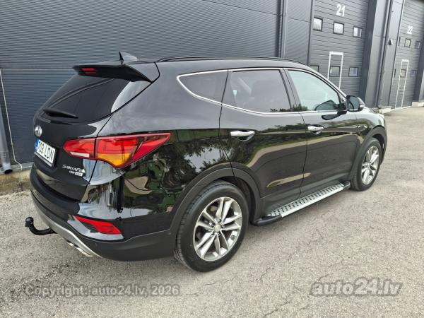 Black Hyundai Santa Fe 2016 in Tallinn, with an engine capacity of 2.20 L and mileage of 176 thousand km for 16900 €, photo 3 on AUTOMOTO.COM.LV