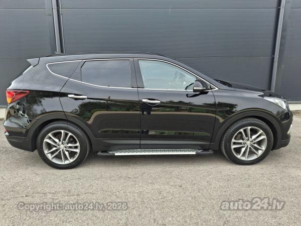 Black Hyundai Santa Fe 2016 in Tallinn, with an engine capacity of 2.20 L and mileage of 176 thousand km for 16900 €, photo 5 on AUTOMOTO.COM.LV