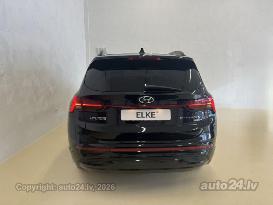 Black Hyundai Santa Fe 2023 in Rakvere, with an engine capacity of 2.15 L and mileage of 44 thousand km for 37990 €, photo 6 on AUTOMOTO.COM.LV