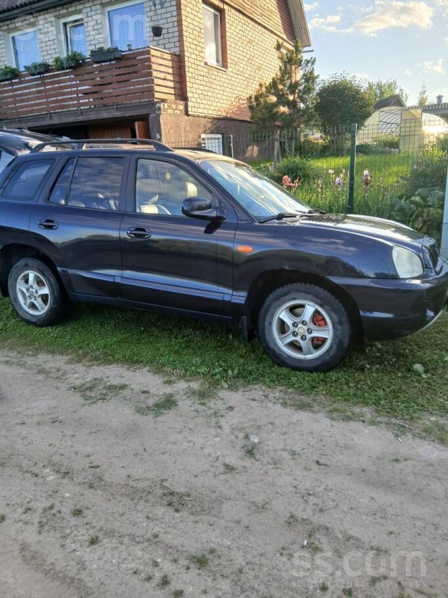 Blue Hyundai Santa Fe 2004 in Daugavpils, with an engine capacity of 2.00 L and mileage of 330 thousand km for 950 €, photo 1 on AUTOMOTO.COM.LV