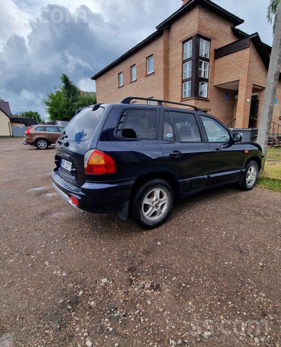 Blue Hyundai Santa Fe 2004 in Daugavpils, with an engine capacity of 2.00 L and mileage of 395 thousand km for 1000 €, photo 4 on AUTOMOTO.COM.LV