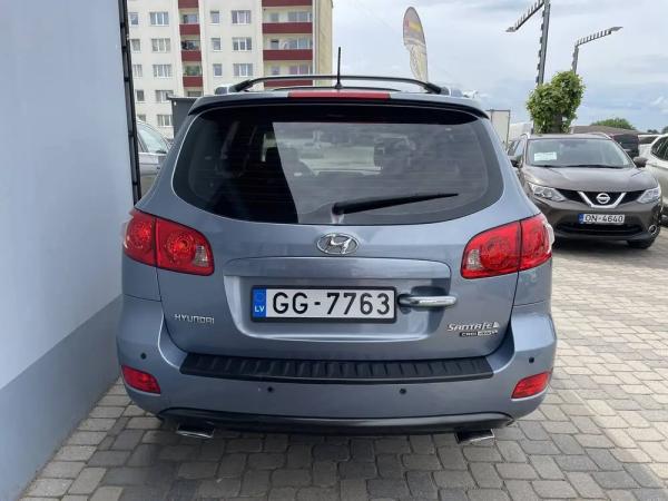 Blue Hyundai Santa Fe 2006 in Talsi, with an engine capacity of 2.20 L and mileage of 350 thousand km for 4200 €, photo 4 on AUTOMOTO.COM.LV