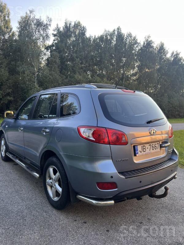 Hyundai Santa Fe 2006 in Riga on AUTOMOTO.COM.LV Blue Hyundai Santa Fe 2006 in Riga, with an engine capacity of 2.20 L and mileage of 317 thousand km for 2500 €, photo 4 on AUTOMOTO.COM.LV
