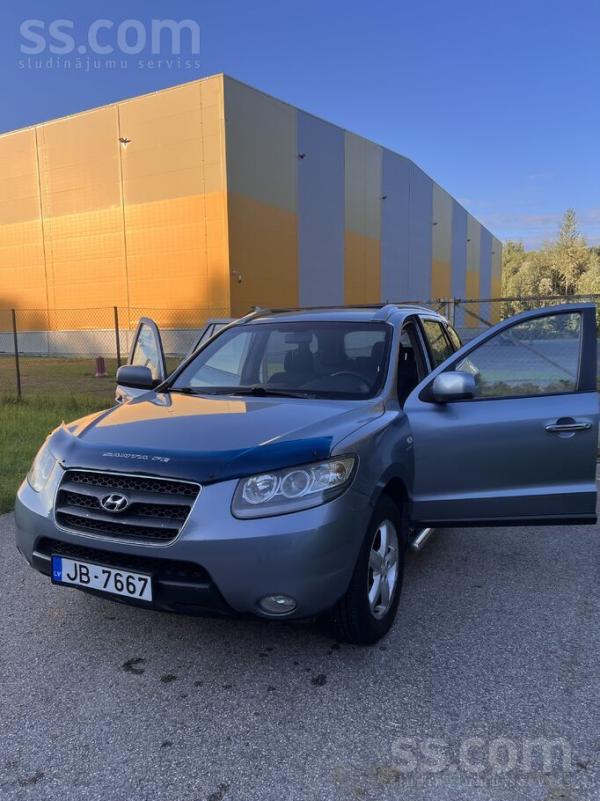 Hyundai Santa Fe 2006 in Riga on AUTOMOTO.COM.LV Blue Hyundai Santa Fe 2006 in Riga, with an engine capacity of 2.20 L and mileage of 317 thousand km for 2500 €, photo 5 on AUTOMOTO.COM.LV