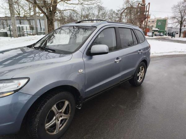 Blue Hyundai Santa Fe 2008 in Siauliai, with an engine capacity of 2.19 L and mileage of 317 thousand km for 3950 €, photo 1 on AUTOMOTO.COM.LV