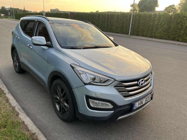 Blue Hyundai Santa Fe 2013 in Vilnius, with an engine capacity of 2.20 L and mileage of 250 thousand km for 9600 €, photo 2 on AUTOMOTO.COM.LV