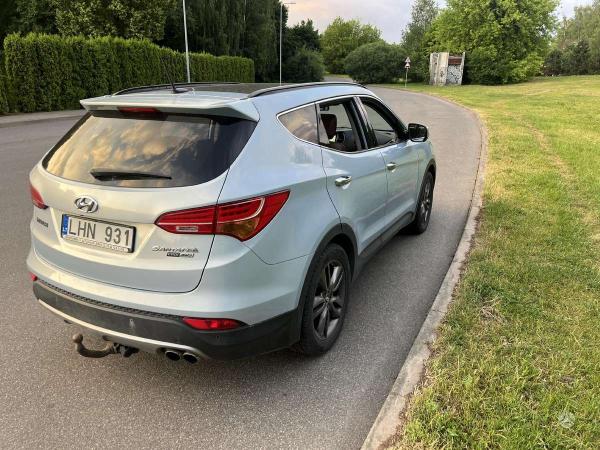 Blue Hyundai Santa Fe 2013 in Vilnius, with an engine capacity of 2.20 L and mileage of 250 thousand km for 9600 €, photo 3 on AUTOMOTO.COM.LV