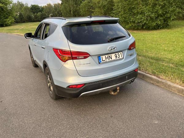 Blue Hyundai Santa Fe 2013 in Vilnius, with an engine capacity of 2.20 L and mileage of 250 thousand km for 9600 €, photo 4 on AUTOMOTO.COM.LV