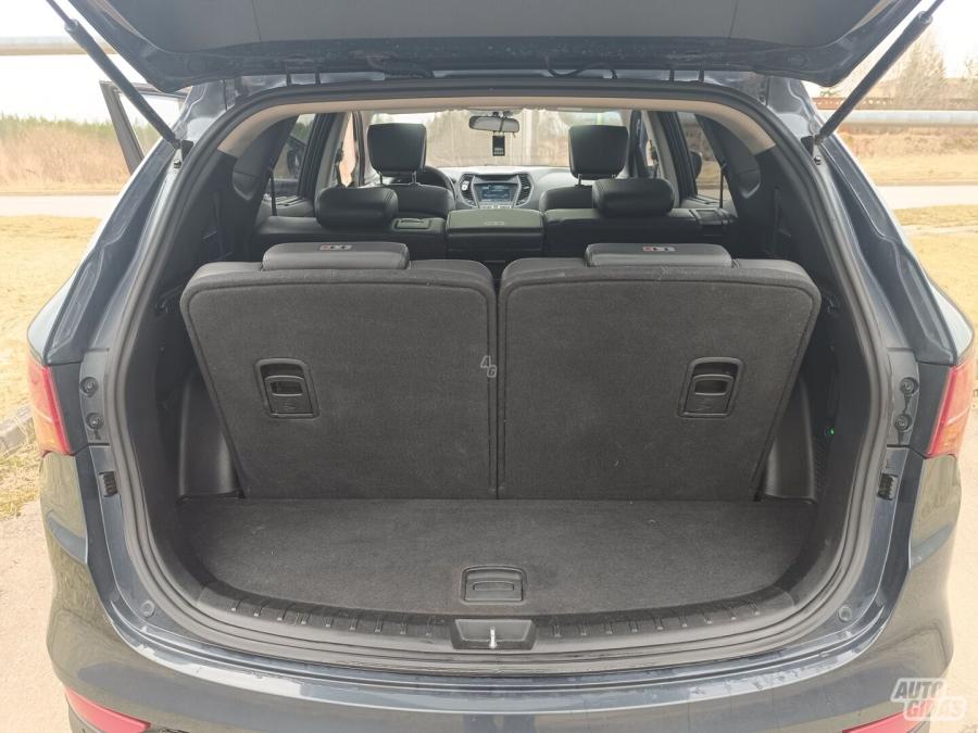 Blue Hyundai Santa Fe 2013 in Visaginas, with an engine capacity of 2.20 L and mileage of 230 thousand km for 10700 €, photo 14 on AUTOMOTO.COM.LV