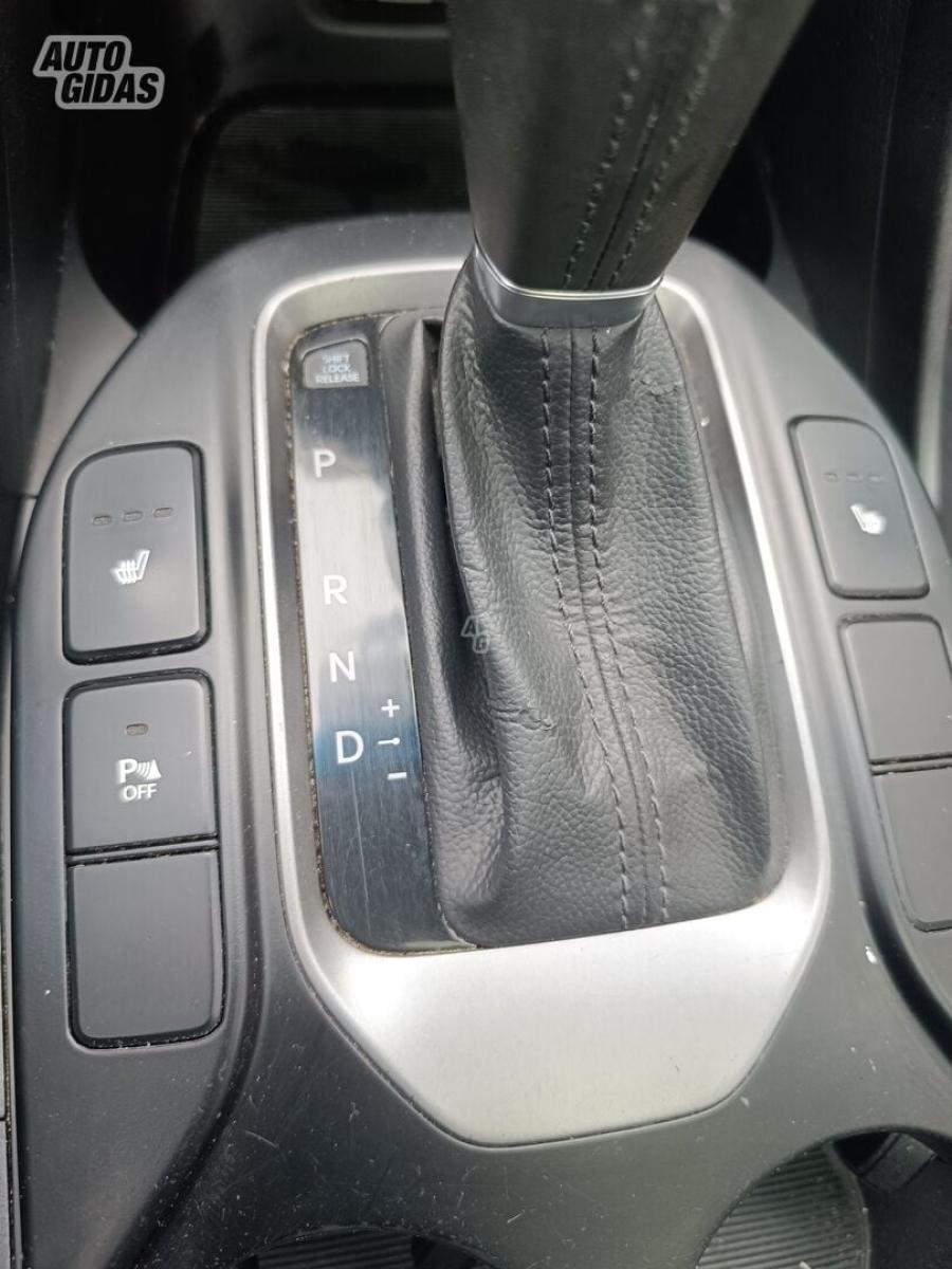 Blue Hyundai Santa Fe 2013 in Visaginas, with an engine capacity of 2.20 L and mileage of 230 thousand km for 10700 €, photo 31 on AUTOMOTO.COM.LV