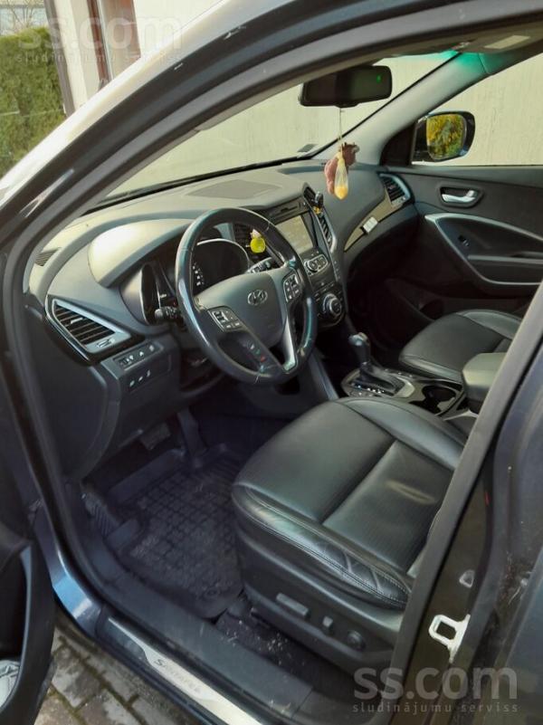 Blue Hyundai Santa Fe 2014 in Ventspils, with an engine capacity of 2.20 L and mileage of 117 thousand km for 12500 €, photo 4 on AUTOMOTO.COM.LV