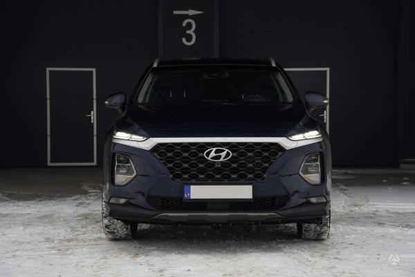 Blue Hyundai Santa Fe 2018 in Vilnius, with an engine capacity of 2.20 L and mileage of 215 thousand km for 17300 €, photo 2 on AUTOMOTO.COM.LV