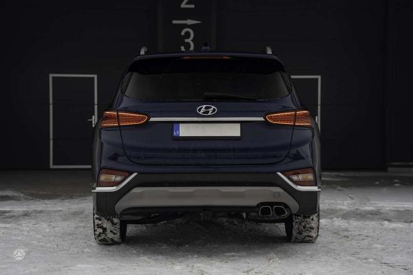 Blue Hyundai Santa Fe 2018 in Vilnius, with an engine capacity of 2.20 L and mileage of 215 thousand km for 17300 €, photo 3 on AUTOMOTO.COM.LV