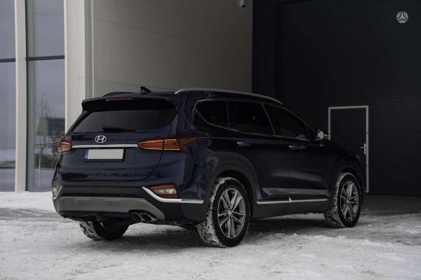 Blue Hyundai Santa Fe 2018 in Vilnius, with an engine capacity of 2.20 L and mileage of 215 thousand km for 17300 €, photo 4 on AUTOMOTO.COM.LV