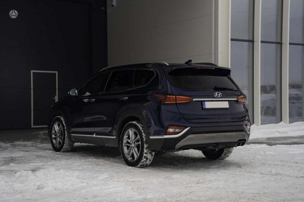 Blue Hyundai Santa Fe 2018 in Vilnius, with an engine capacity of 2.20 L and mileage of 215 thousand km for 17300 €, photo 5 on AUTOMOTO.COM.LV
