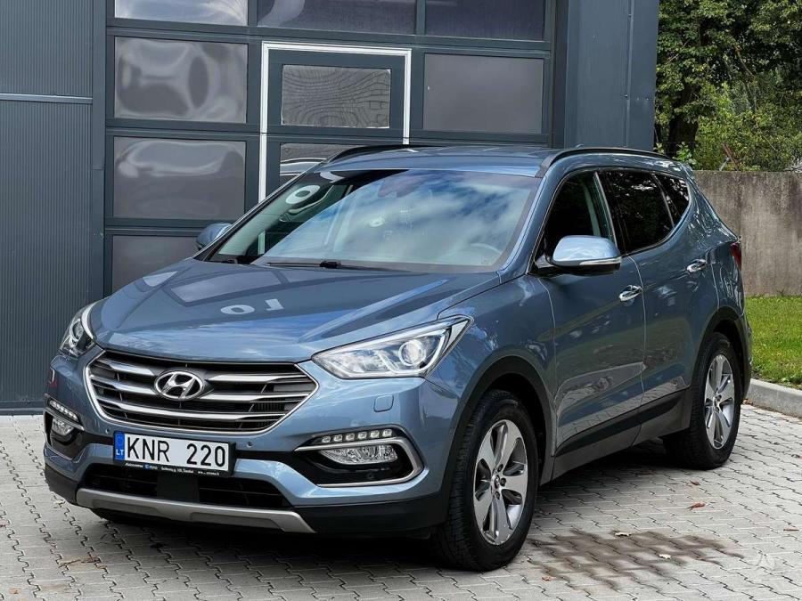 Blue Hyundai Santa Fe 2018 in Joniskis, with an engine capacity of 2.20 L and mileage of 153 thousand km for 16999 €, photo 3 on AUTOMOTO.COM.LV