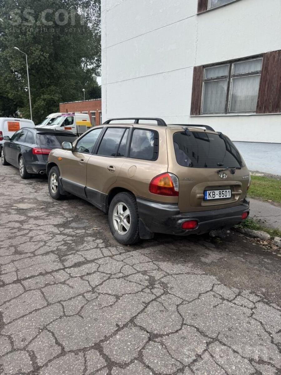Brown Hyundai Santa Fe 2002 in Riga, with an engine capacity of 2.40 L and mileage of 347 thousand km for 1250 €, photo 4 on AUTOMOTO.COM.LV