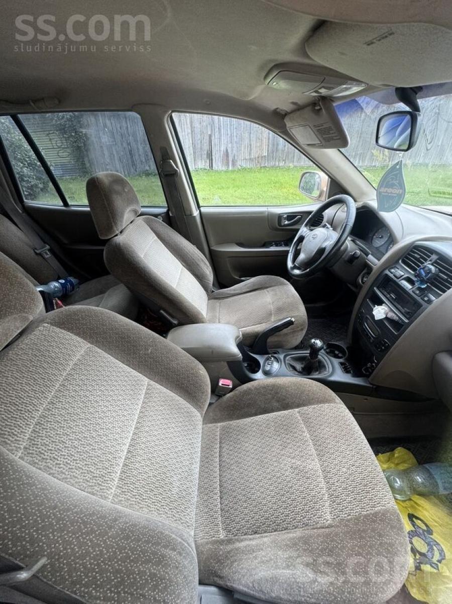 Brown Hyundai Santa Fe 2002 in Riga, with an engine capacity of 2.40 L and mileage of 347 thousand km for 1250 €, photo 6 on AUTOMOTO.COM.LV