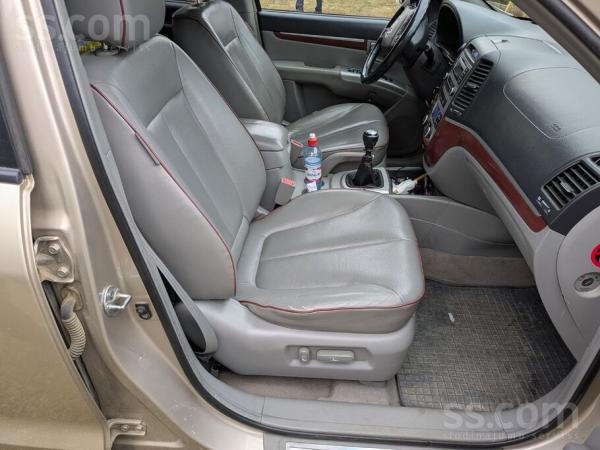Brown Hyundai Santa Fe 2008 in Daugavpils, with an engine capacity of 2.20 L and mileage of 226 thousand km for 3800 €, photo 6 on AUTOMOTO.COM.LV