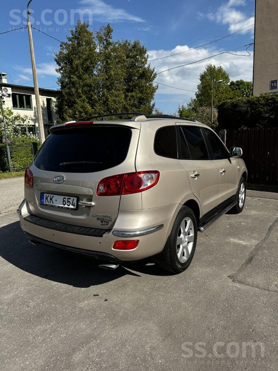 Brown Hyundai Santa Fe 2008 in Riga, with an engine capacity of 2.20 L and mileage of 402 thousand km for 3900 €, photo 3 on AUTOMOTO.COM.LV