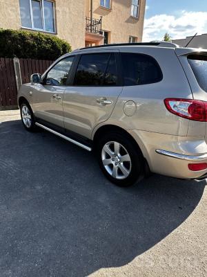 Brown Hyundai Santa Fe 2008 in Riga, with an engine capacity of 2.20 L and mileage of 402 thousand km for 3900 €, photo 5 on AUTOMOTO.COM.LV
