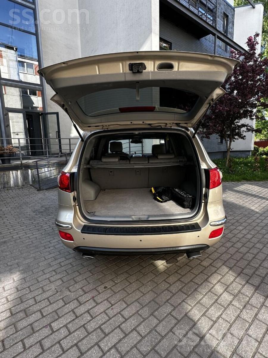 Brown Hyundai Santa Fe 2008 in Riga, with an engine capacity of 2.20 L and mileage of 402 thousand km for 3900 €, photo 15 on AUTOMOTO.COM.LV