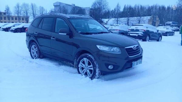 Brown Hyundai Santa Fe 2010 in Taurage, with an engine capacity of 2.00 L and mileage of 247 thousand km for 6500 €, photo 3 on AUTOMOTO.COM.LV