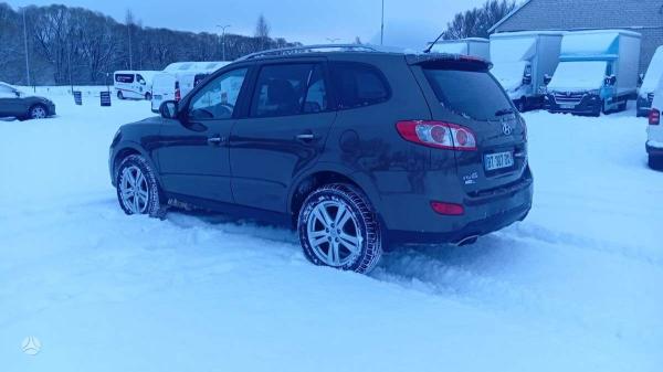 Brown Hyundai Santa Fe 2010 in Taurage, with an engine capacity of 2.00 L and mileage of 247 thousand km for 6500 €, photo 4 on AUTOMOTO.COM.LV