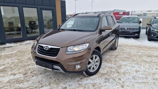 Brown Hyundai Santa Fe 2011 in Marijampole, with an engine capacity of 2.20 L and mileage of 242 thousand km for 7690 €, photo 1 on AUTOMOTO.COM.LV