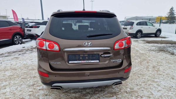 Brown Hyundai Santa Fe 2011 in Marijampole, with an engine capacity of 2.20 L and mileage of 242 thousand km for 7690 €, photo 6 on AUTOMOTO.COM.LV