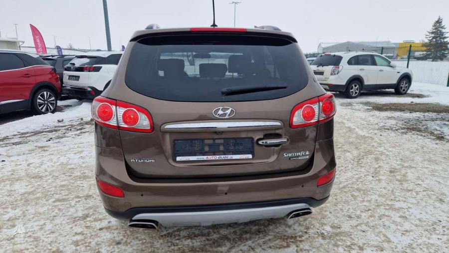 Brown Hyundai Santa Fe 2011 in Marijampole, with an engine capacity of 2.20 L and mileage of 242 thousand km for 7690 €, photo 6 on AUTOMOTO.COM.LV