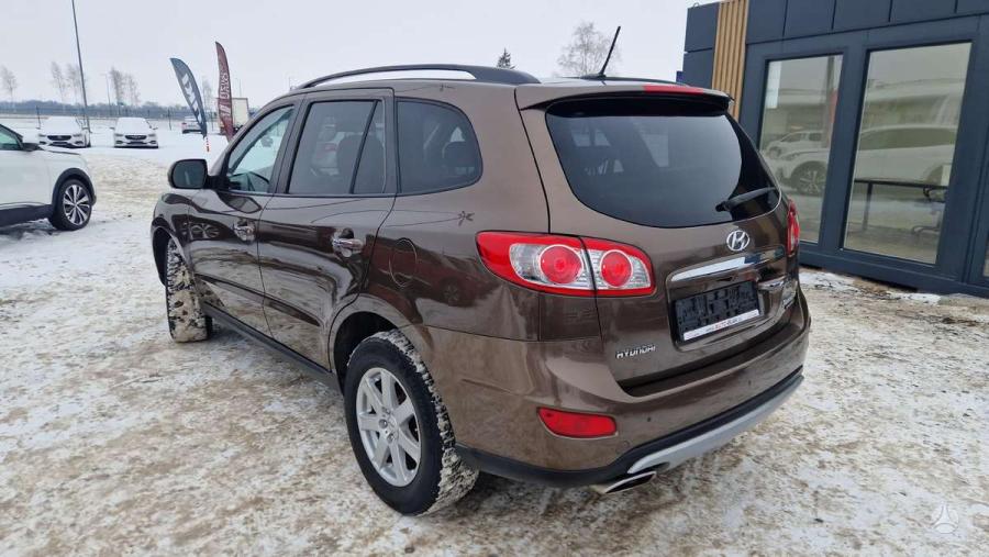 Brown Hyundai Santa Fe 2011 in Marijampole, with an engine capacity of 2.20 L and mileage of 242 thousand km for 7690 €, photo 7 on AUTOMOTO.COM.LV