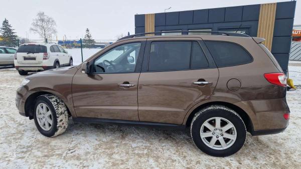 Brown Hyundai Santa Fe 2011 in Marijampole, with an engine capacity of 2.20 L and mileage of 242 thousand km for 7690 €, photo 8 on AUTOMOTO.COM.LV