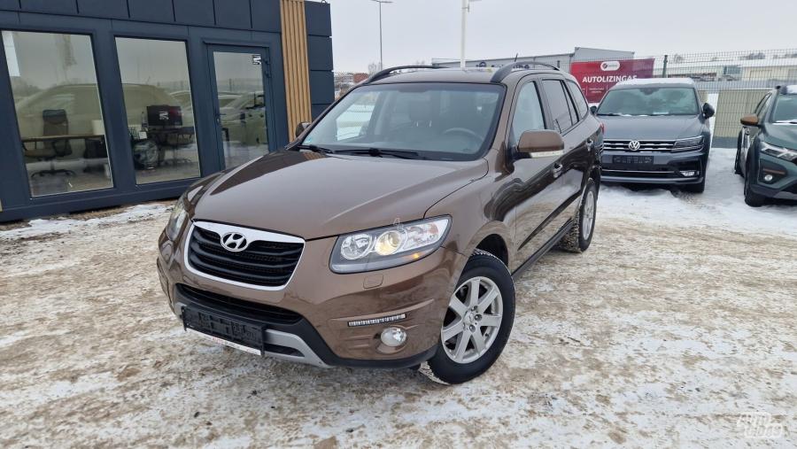 Brown Hyundai Santa Fe 2011 in Marijampole, with an engine capacity of 2.20 L and mileage of 242 thousand km for 7690 €, photo 1 on AUTOMOTO.COM.LV