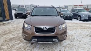 Brown Hyundai Santa Fe 2011 in Marijampole, with an engine capacity of 2.20 L and mileage of 242 thousand km for 7690 €, photo 2 on AUTOMOTO.COM.LV