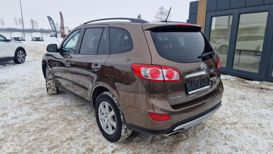 Brown Hyundai Santa Fe 2011 in Marijampole, with an engine capacity of 2.20 L and mileage of 242 thousand km for 7690 €, photo 7 on AUTOMOTO.COM.LV