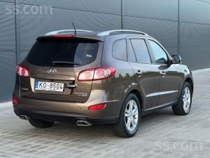 Brown Hyundai Santa Fe 2012 in Riga, with an engine capacity of 2.00 L and mileage of 262 thousand km for 4990 €, photo 3 on AUTOMOTO.COM.LV