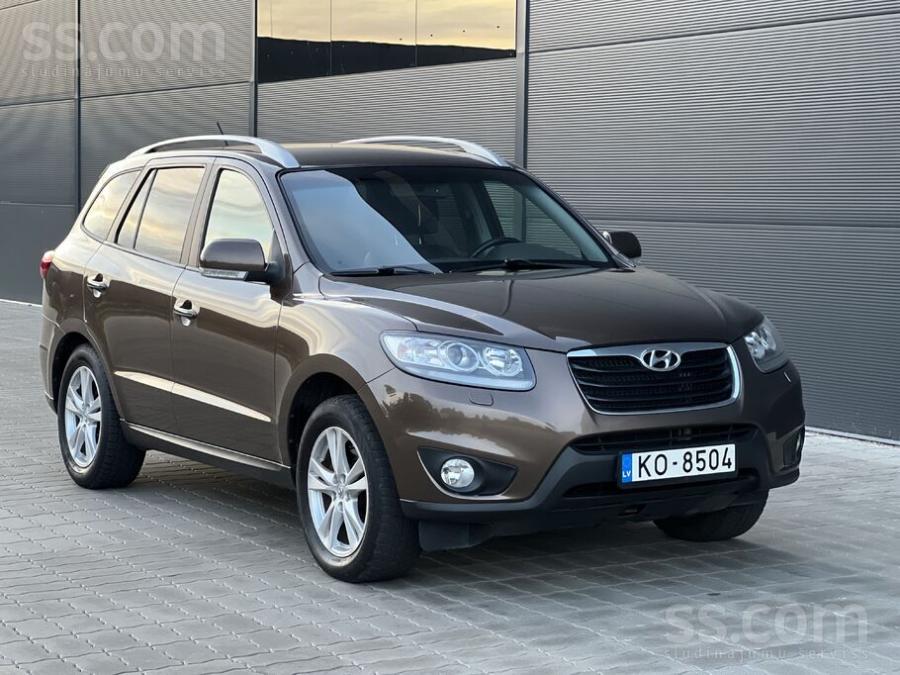 Brown Hyundai Santa Fe 2012 in Riga, with an engine capacity of 2.00 L and mileage of 262 thousand km for 4990 €, photo 4 on AUTOMOTO.COM.LV