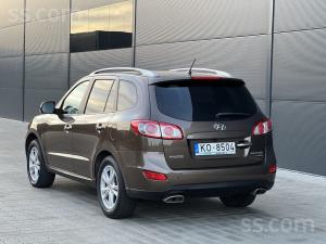 Brown Hyundai Santa Fe 2012 in Riga, with an engine capacity of 2.00 L and mileage of 262 thousand km for 4990 €, photo 5 on AUTOMOTO.COM.LV