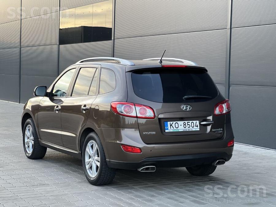 Brown Hyundai Santa Fe 2012 in Riga, with an engine capacity of 2.00 L and mileage of 262 thousand km for 4990 €, photo 5 on AUTOMOTO.COM.LV