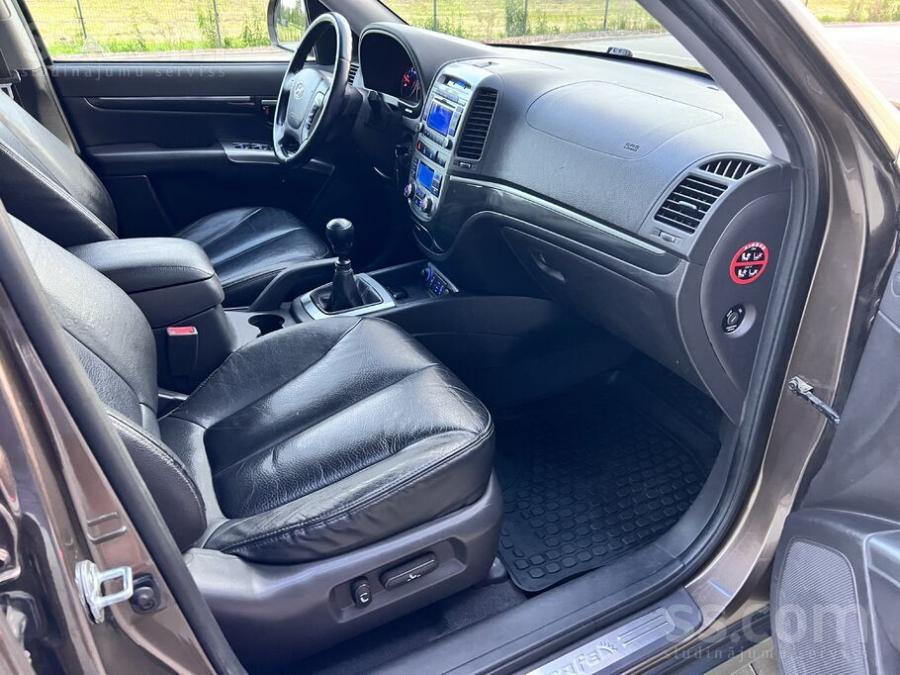 Brown Hyundai Santa Fe 2012 in Riga, with an engine capacity of 2.00 L and mileage of 262 thousand km for 4990 €, photo 6 on AUTOMOTO.COM.LV