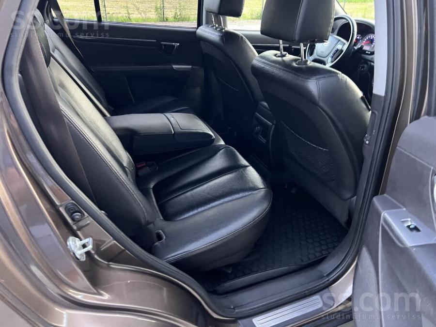 Brown Hyundai Santa Fe 2012 in Riga, with an engine capacity of 2.00 L and mileage of 262 thousand km for 4990 €, photo 7 on AUTOMOTO.COM.LV