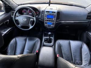 Brown Hyundai Santa Fe 2012 in Riga, with an engine capacity of 2.00 L and mileage of 262 thousand km for 4990 €, photo 8 on AUTOMOTO.COM.LV