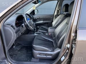 Brown Hyundai Santa Fe 2012 in Riga, with an engine capacity of 2.00 L and mileage of 262 thousand km for 4990 €, photo 10 on AUTOMOTO.COM.LV