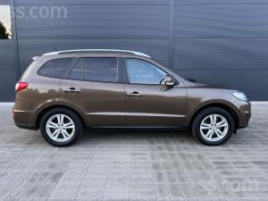 Brown Hyundai Santa Fe 2012 in Riga, with an engine capacity of 2.00 L and mileage of 262 thousand km for 4990 €, photo 11 on AUTOMOTO.COM.LV